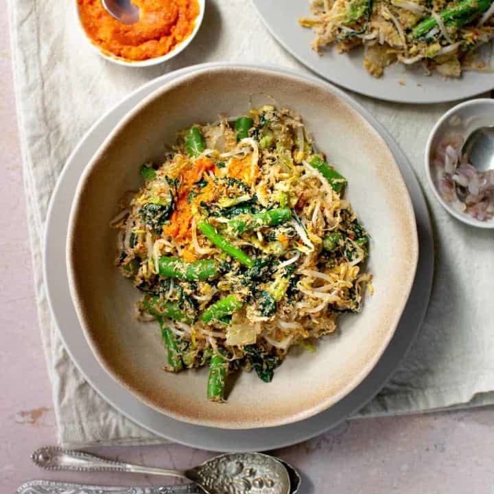 Urab Sayur (Balinese Vegetable Salad) - Vegan Punks